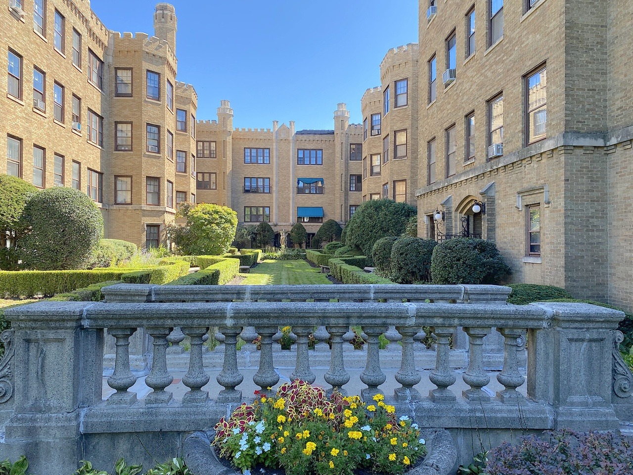 Five Classic Courtyard Condos For Sale in Chicago – Chicago Magazine