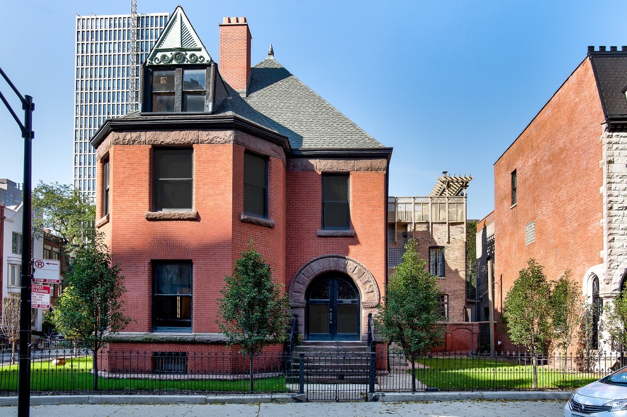 Five Chicago Homes for Sale With Fireplaces – Chicago Magazine