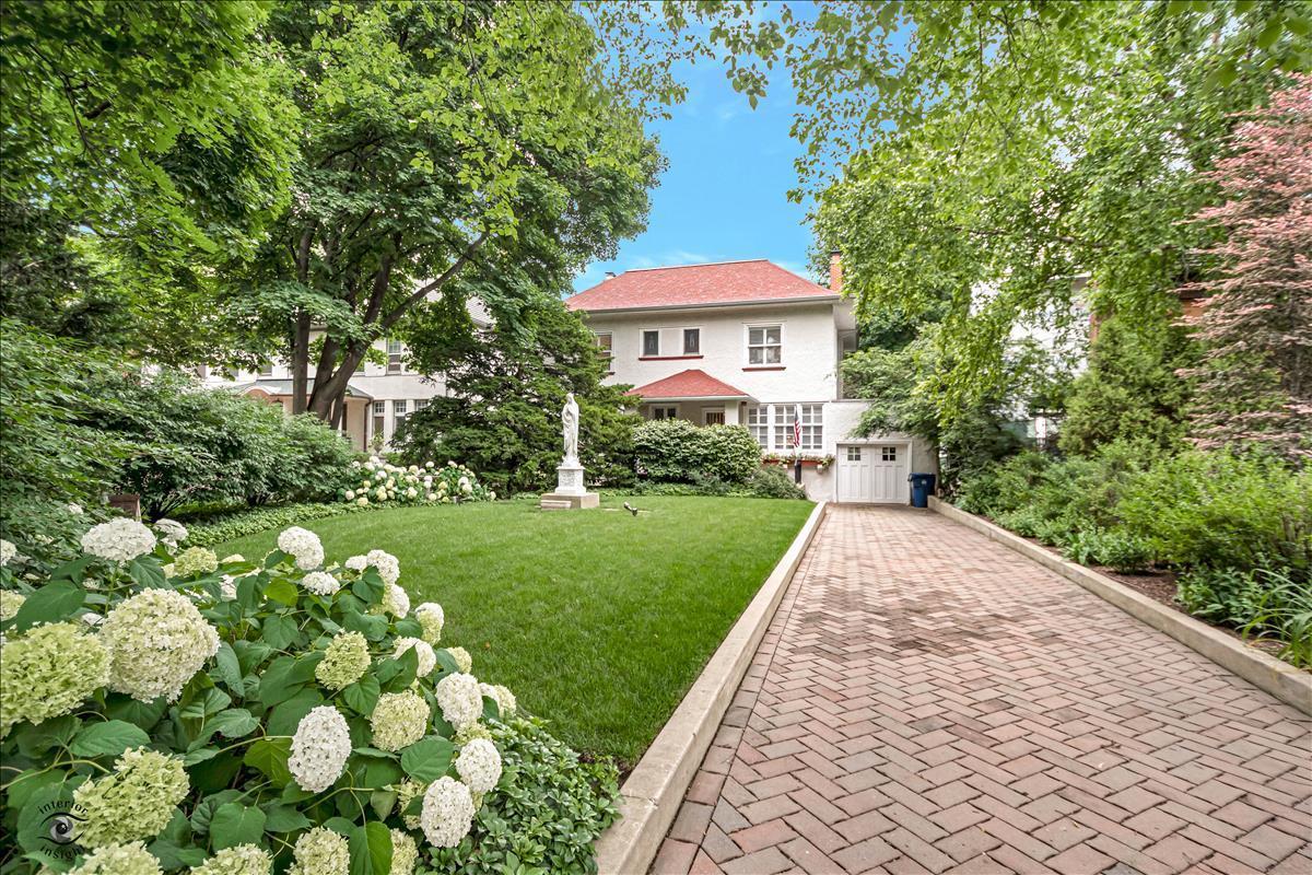 Five Properties For Sale on Sheridan Road – Chicago Magazine