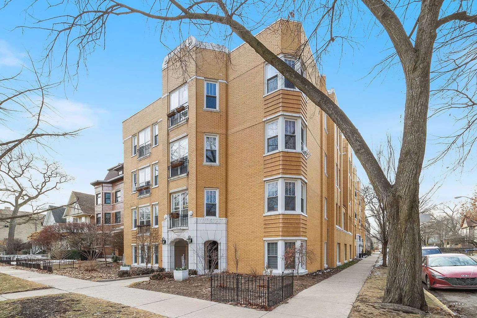 Five Newly Listed Vintage Condos – Chicago Magazine